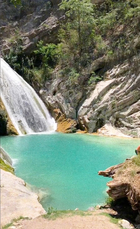 A menos de 2 horas de CDMX vas a encontrar unas cascadas donde podrás desconectarte y nadar en ...