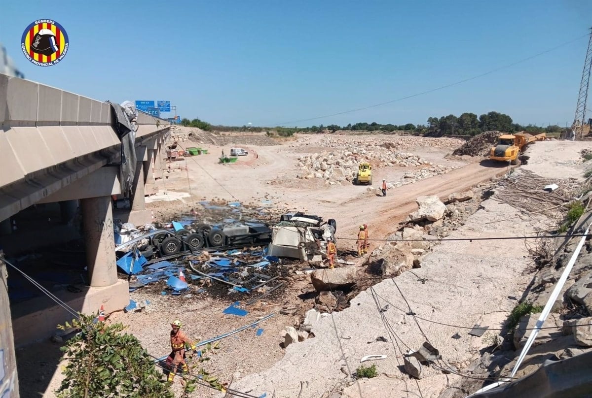 Camionero sufre politraumatismos al caer al barranco del Poyo en A-3