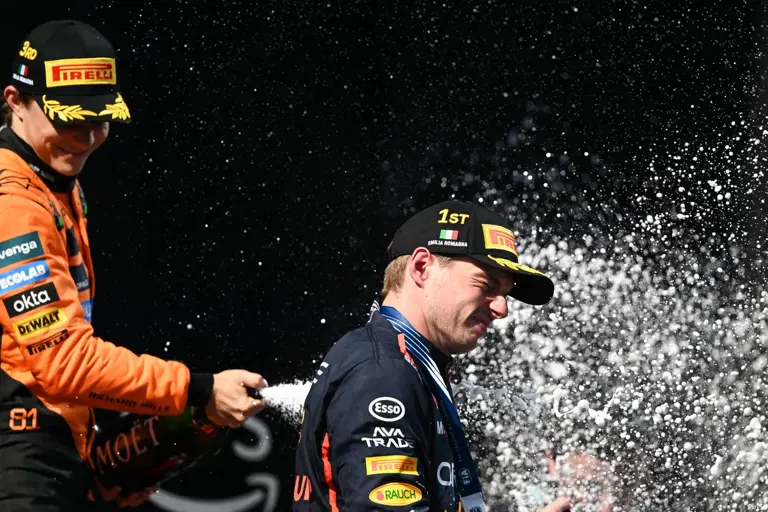 De race van Verstappen | Piastri haalde het bloed onder Verstappens nagels vandaan: 'Nog één ...