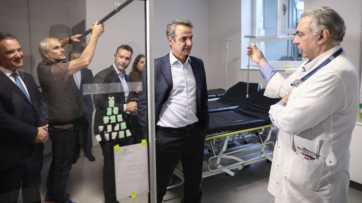 Επίσκεψη Μητσοτάκη στον Ευαγγελισμό: Ενημερώθηκε για το «βραχιολάκι ...