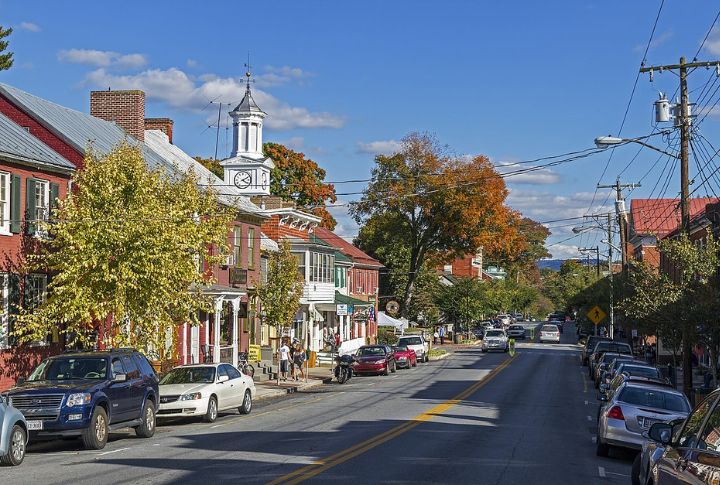 25 Quiet Small Towns Across The United States Worth Visiting