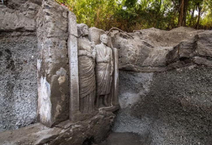 Encuentran dos esculturas humanas de tamaño real en antigua tumba de ...