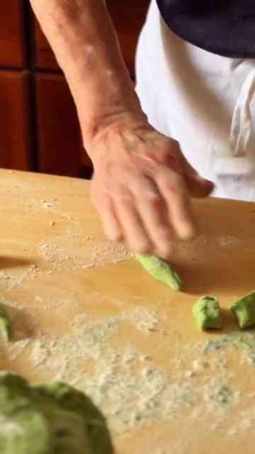 Rosetta is making some delicious Pinoli pasta with a mushroom tomato sauce!