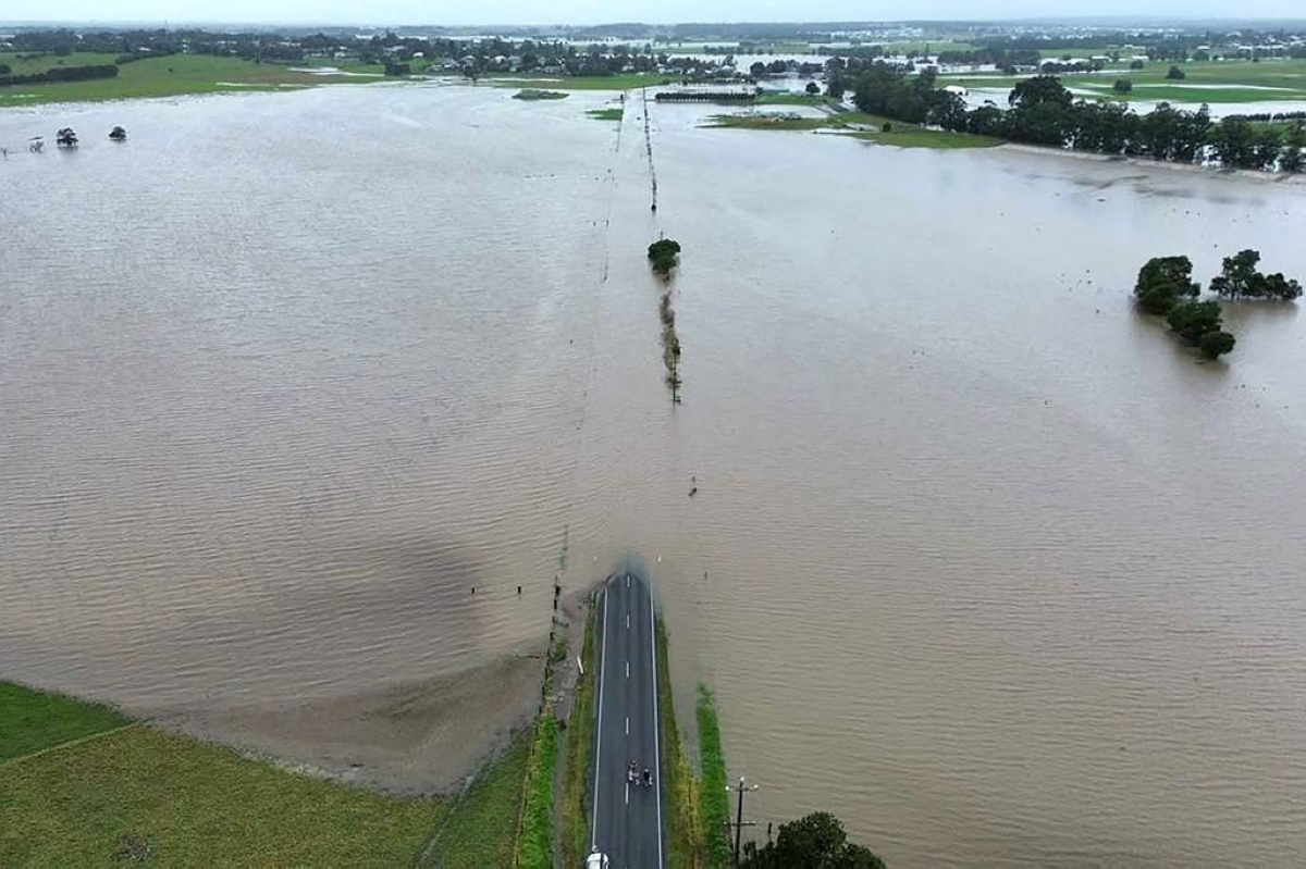 Floods hit east Australia, strand residents on roofs