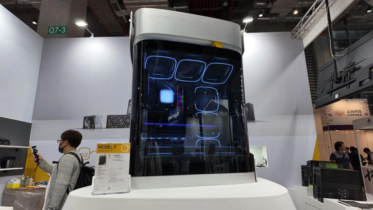 All hail the biggest PC case to ever grace my eyes, a true monument to ...