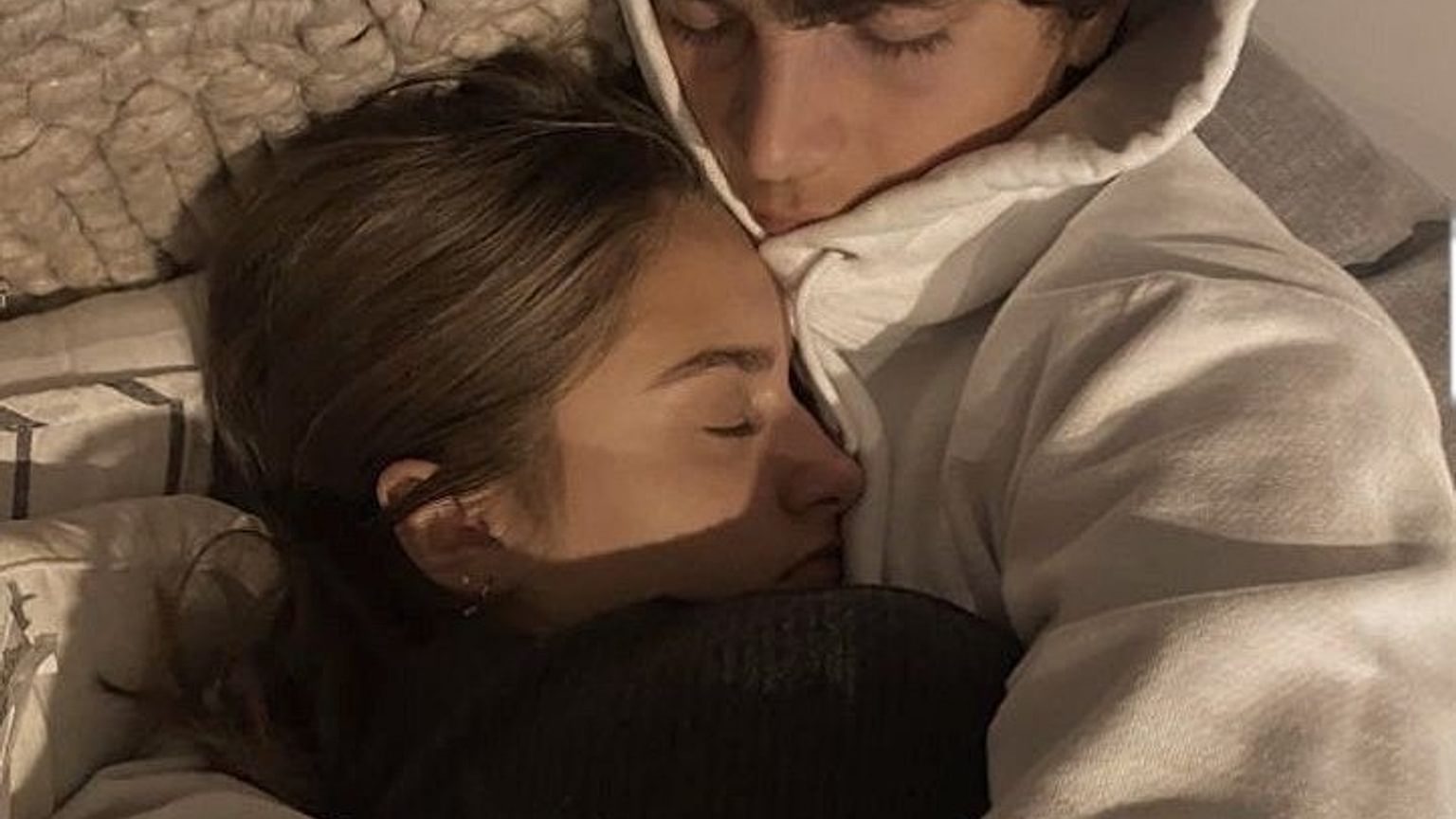 Knuffelend in slaap vallen? Goed voor je dag én je relatie