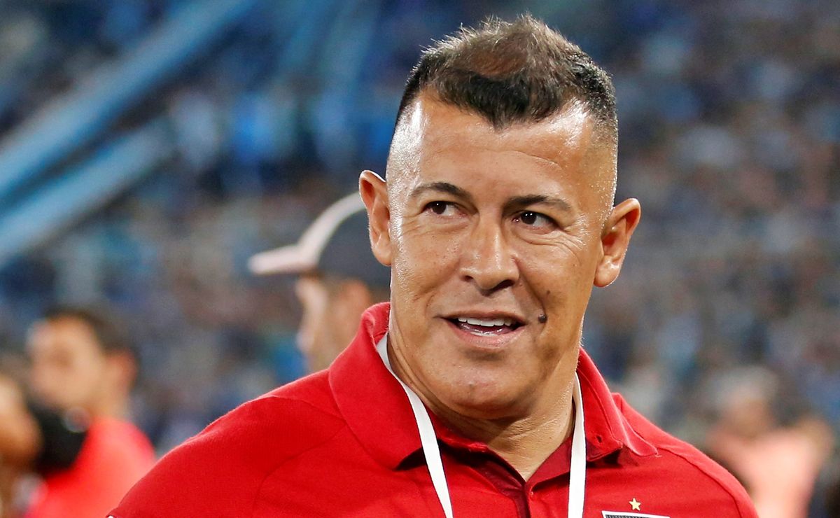 Una opción menos: El interino que Colo Colo descartó para dirigir tras adiós de Jorge Almirón