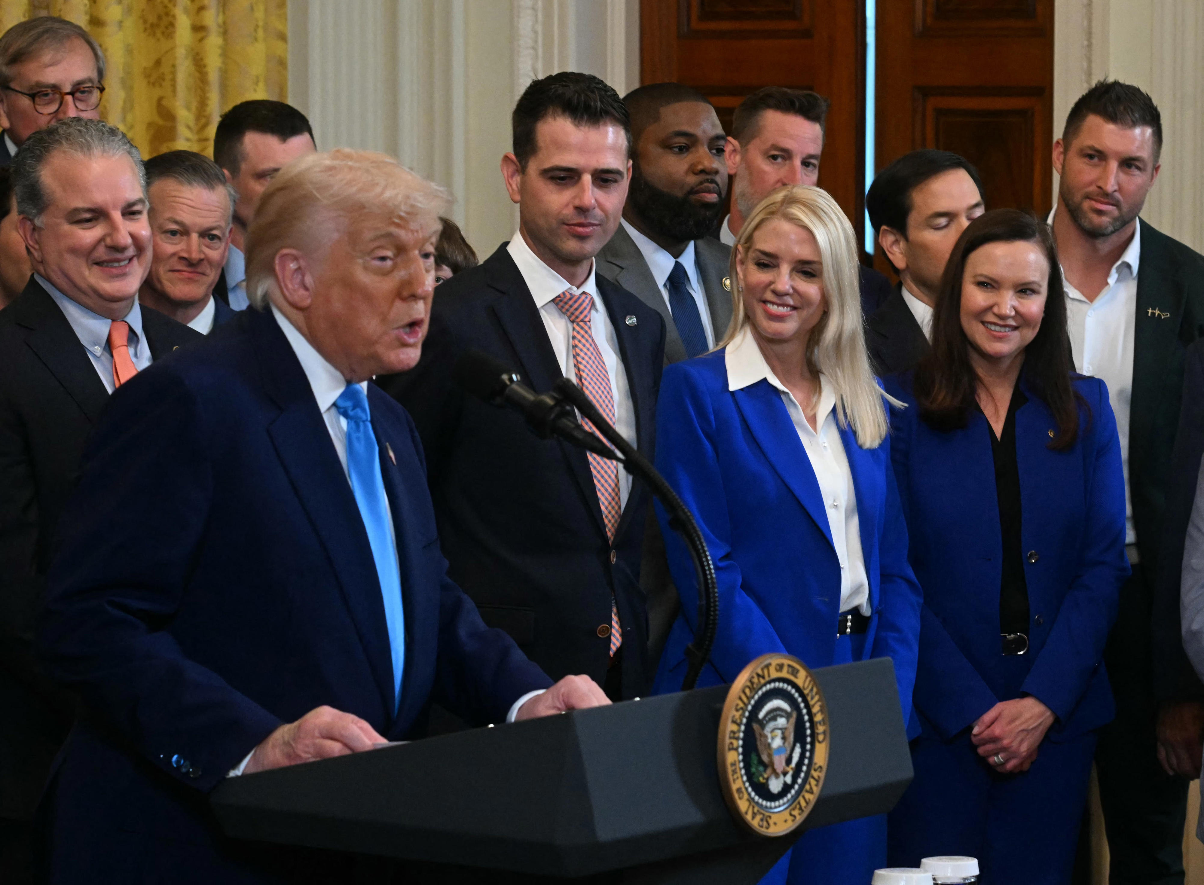 Tim Tebow joins Florida basketball at White House, draws glowing praise ...