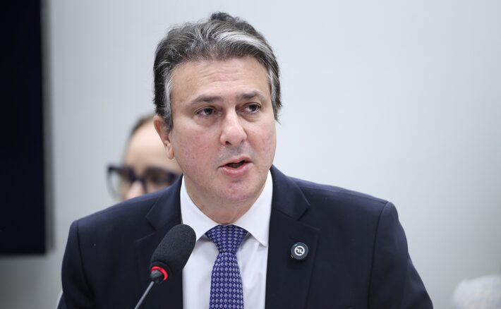 Camilo Santana diverge de Lula e apoia classificação do PCC e do CV ...