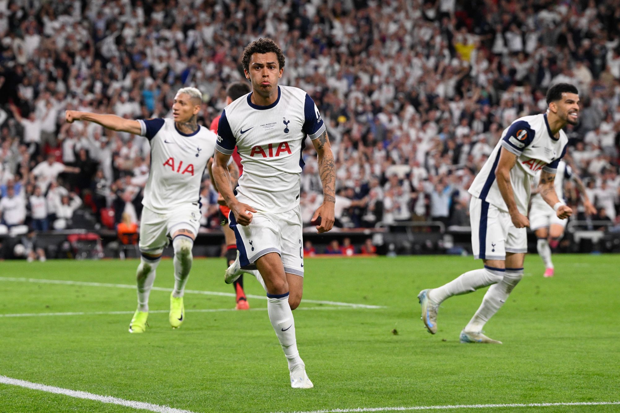 Tottenham 2-2 Man Utd: De Ligt earns ten-man visitors a point - LIVE