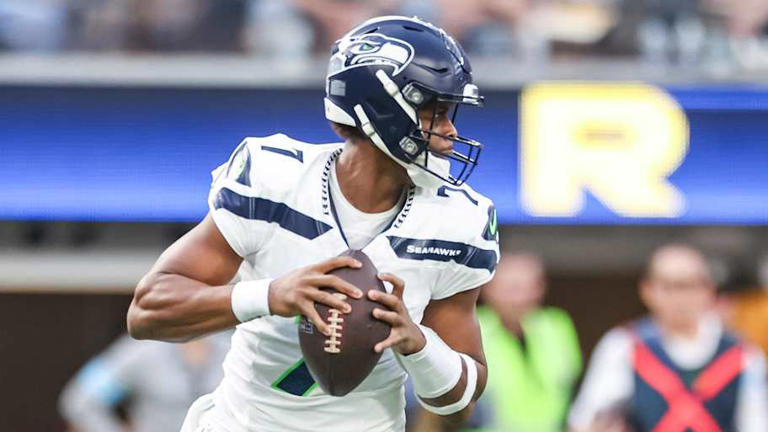 Ex-Seahawks QB Geno Smith throws 3 picks in Raiders practice