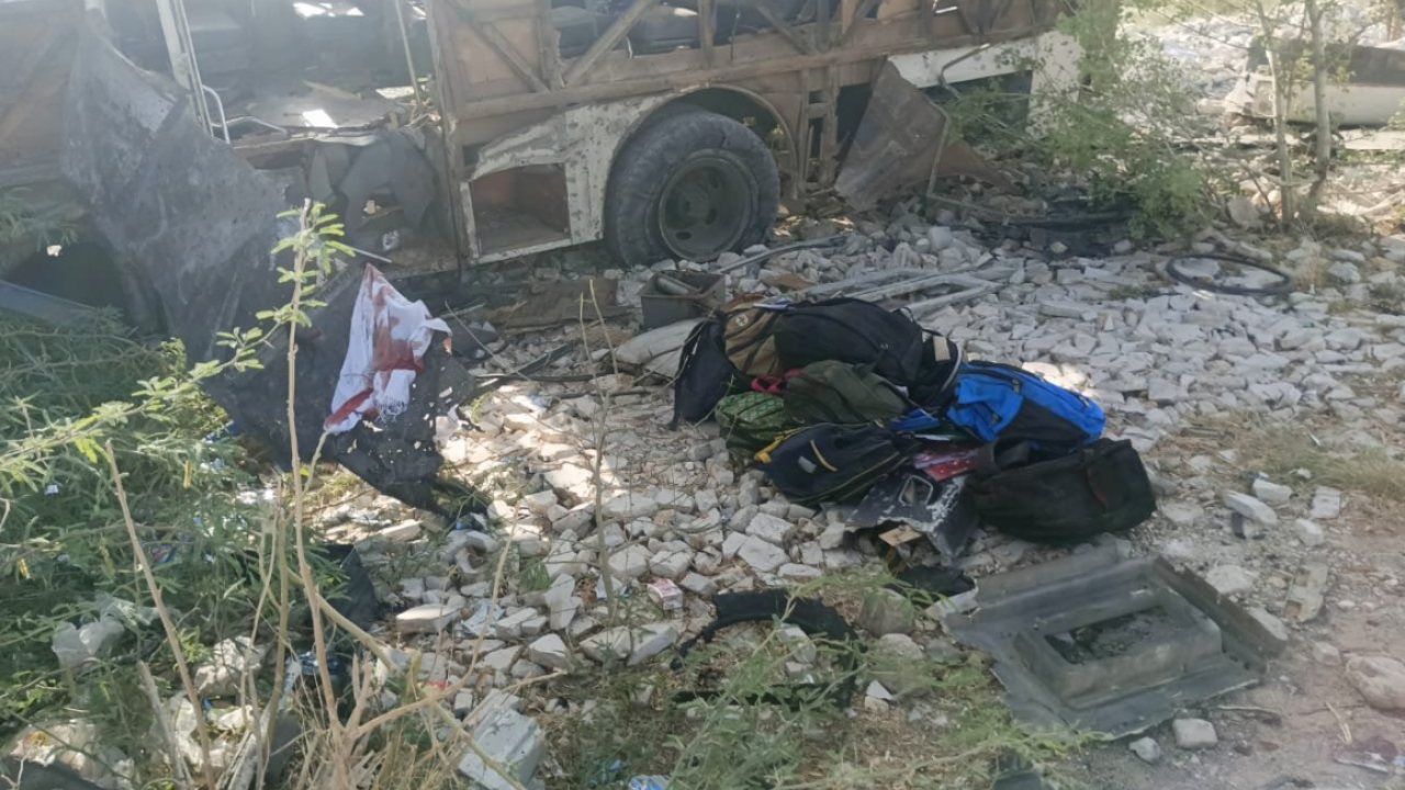 Επίθεση αυτοκτονίας σε σχολικό λεωφορείο στο Πακιστάν - Πέντε νεκροί ...