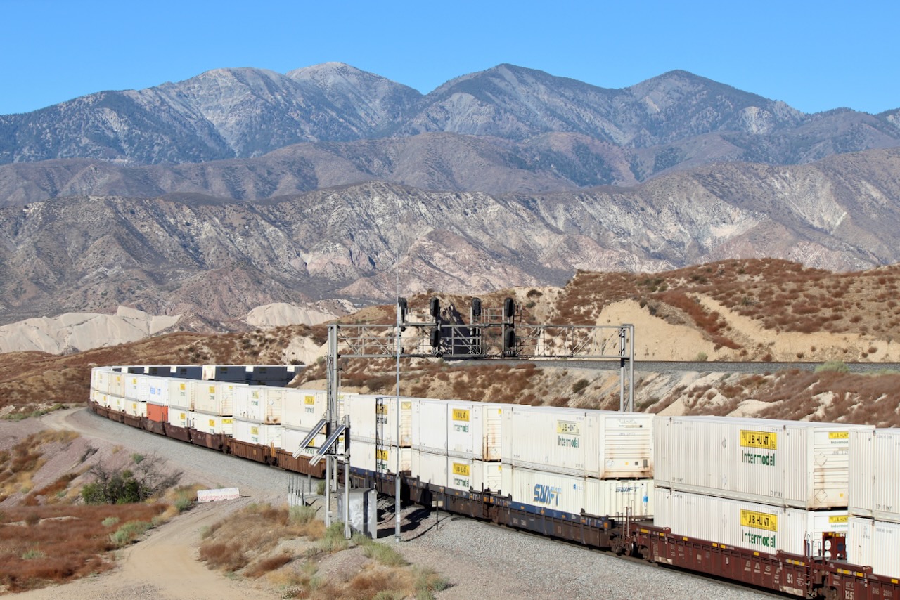 What cliff? J.B. Hunt and Eastern and Canadian railways see steady intermodal volume