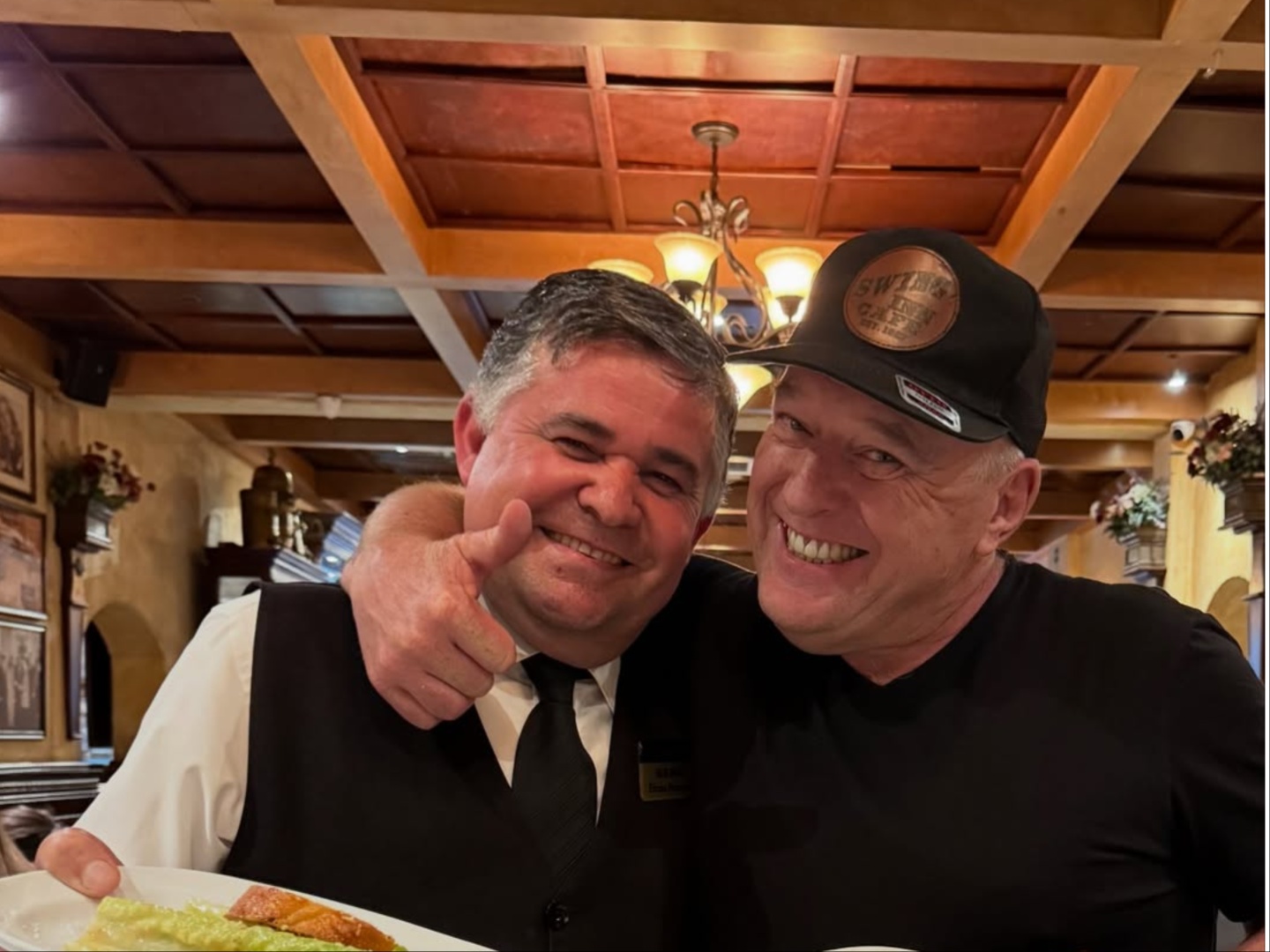 Dean Norris, actor de Breaking Bad, disfruta de la icónica ensalada de ...