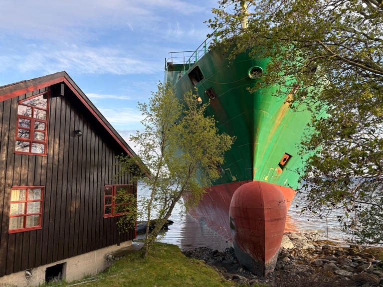 Konteinerskip grunnstøtte i Trondheimsfjorden – havnet på land få meter ...