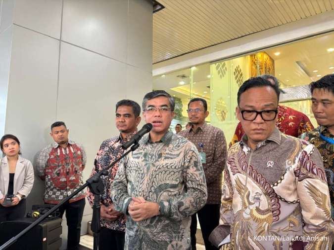 Serikat buruh tolak formula baru UMP 2026, menaker pastikan tampung ...