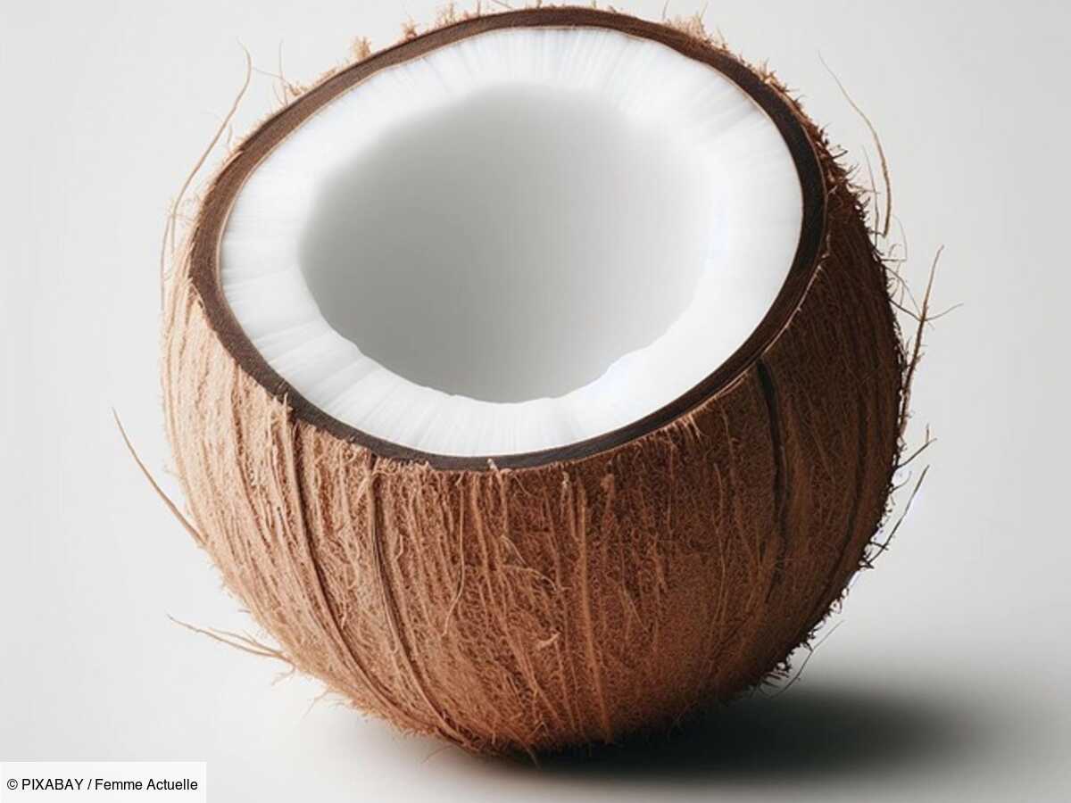 L’eau de coco peut-elle vraiment faire "maigrir du visage"