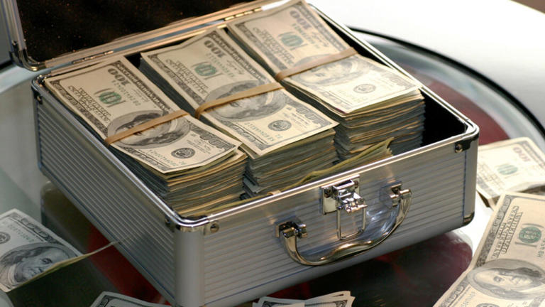 Why Warren Buffett's $334 Billion Cash Hoard Signals a Wait for Value