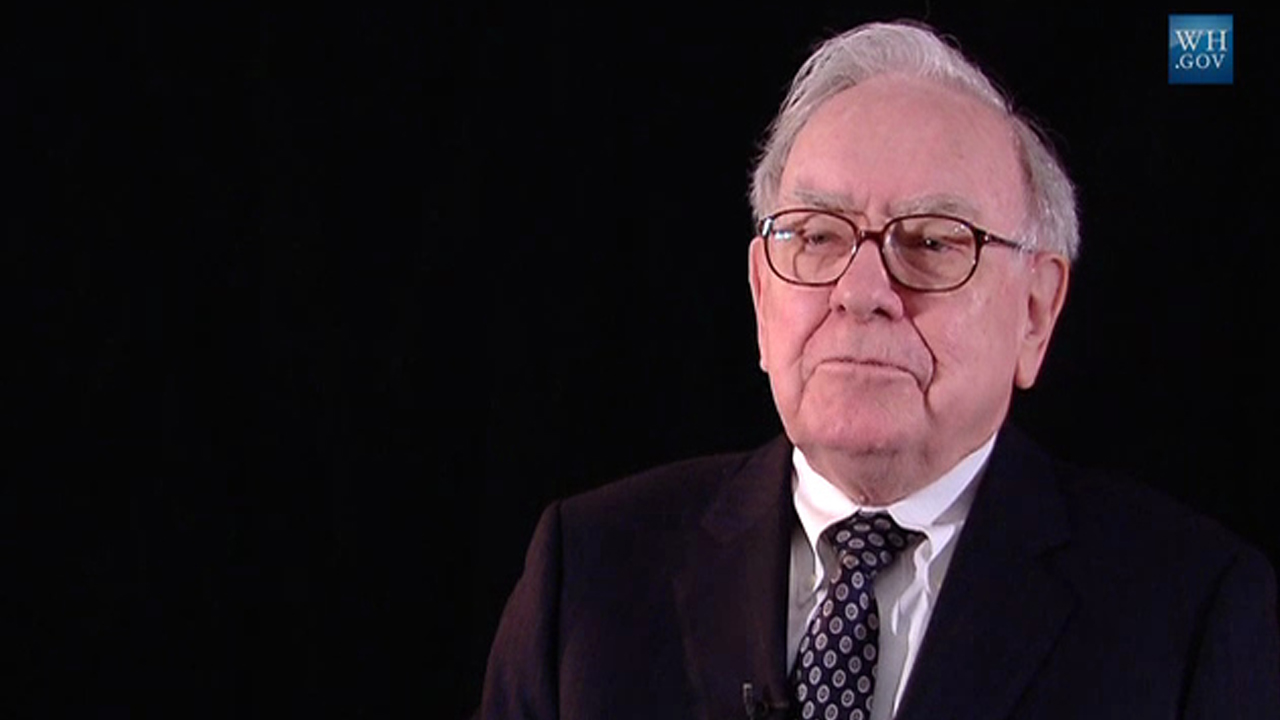 Why Warren Buffett's $334 Billion Cash Hoard Signals a Wait for Value