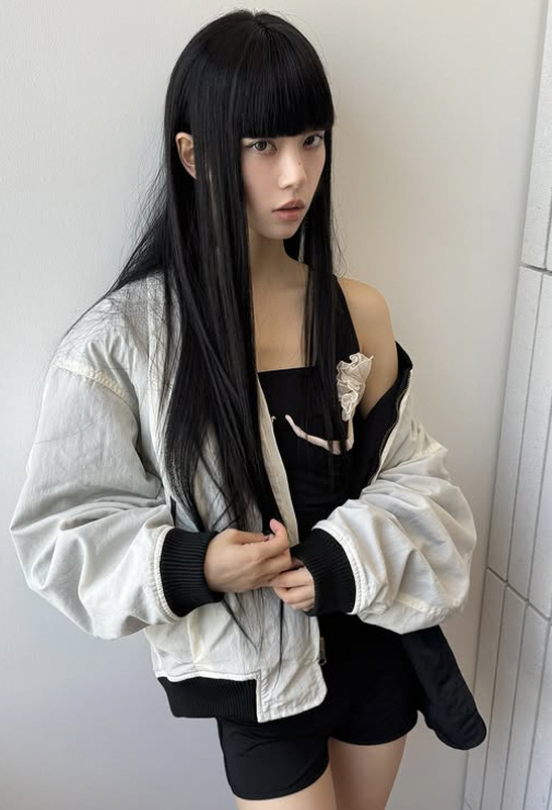 ILLIT Mocha, Finger Injury Fleece After Wearing Protective Equipment ...