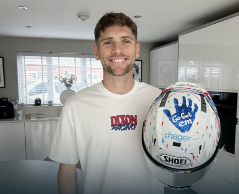 Moto2 Silverstone, Jake Dixon dévoile un casque hommage émouvant à Luca ...
