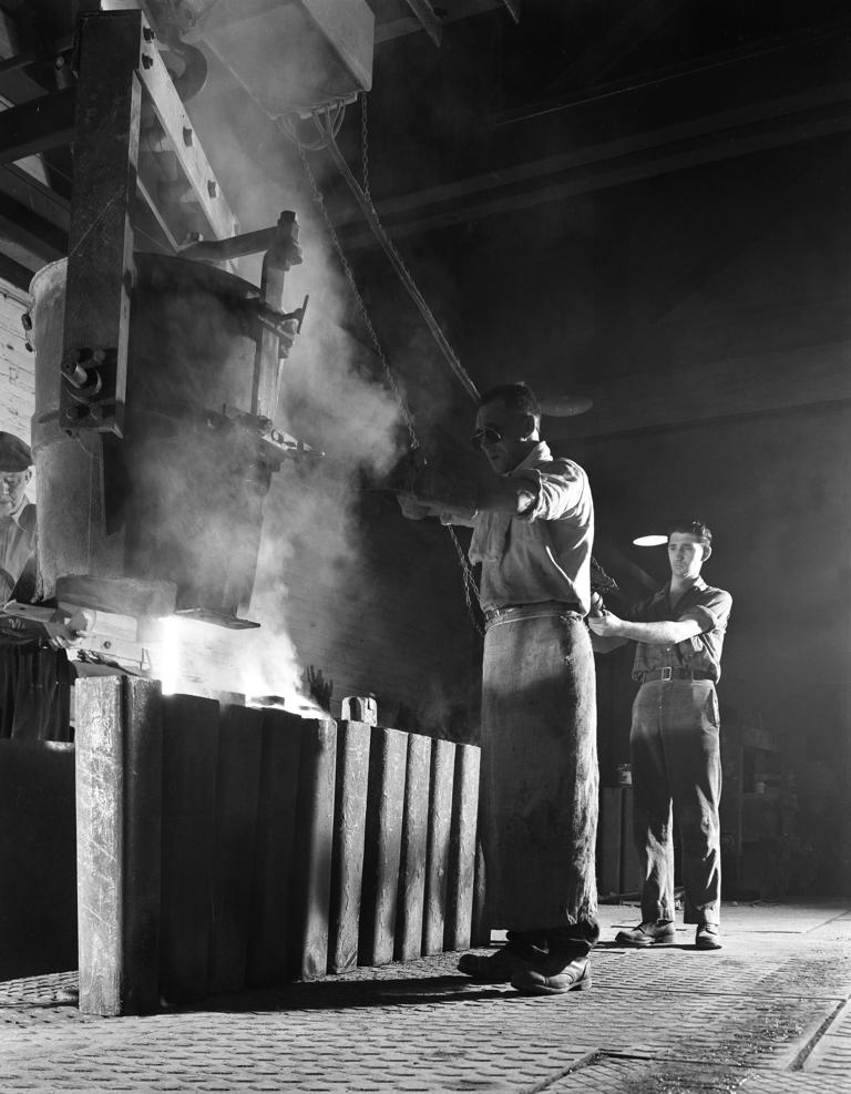 Sheffield retro: 25 dramatic photos capture steelworkers grafting at ...