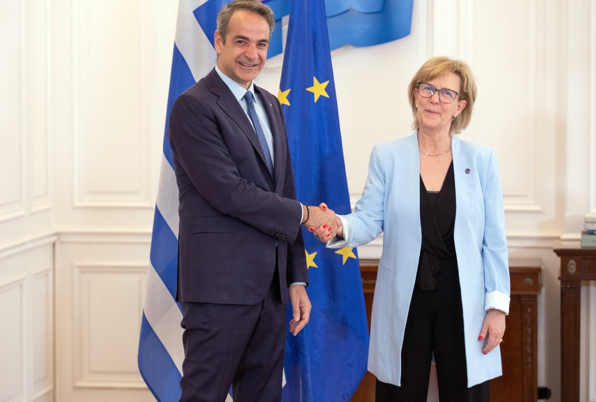 Συνάντηση Μητσοτάκη με Επίτροπο Χρηματοοικονομικών Υπηρεσιών της ΕΕ: Η ...