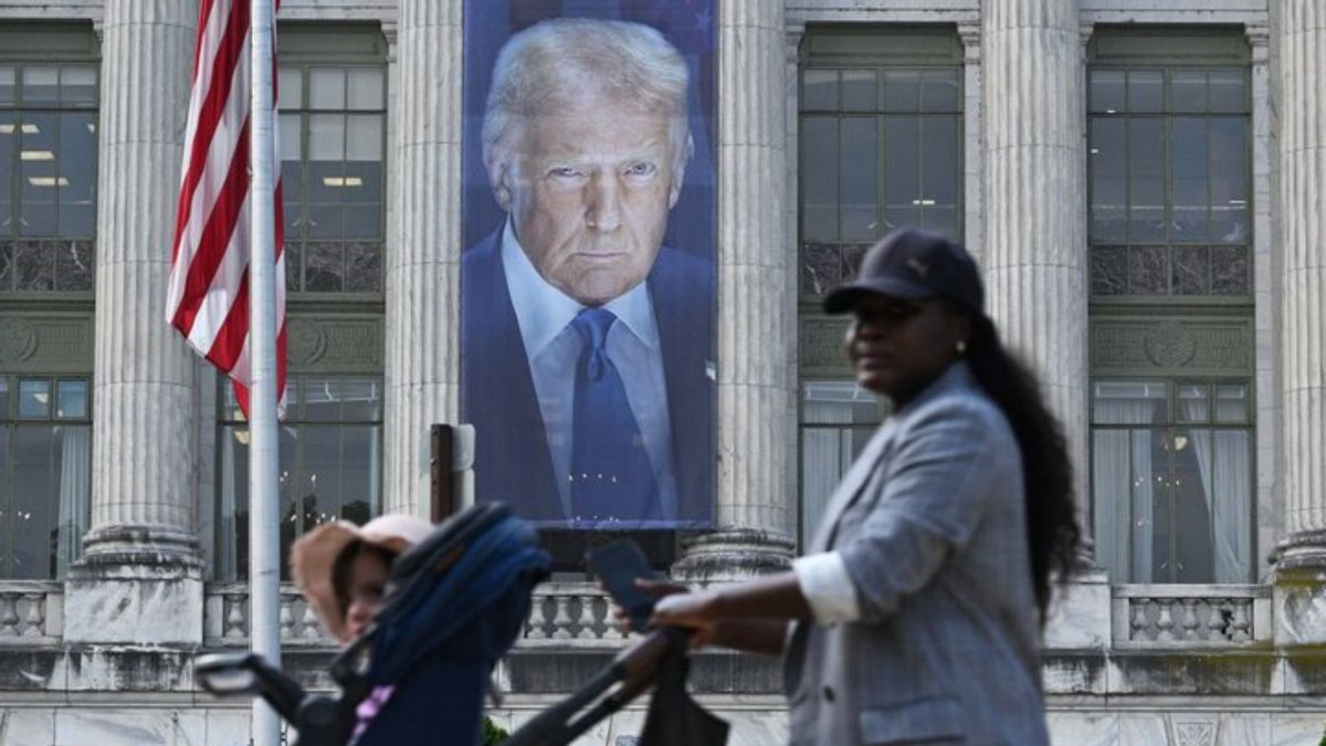 Banner of Trump hung next to Lincoln on USDA building in a move critics ...