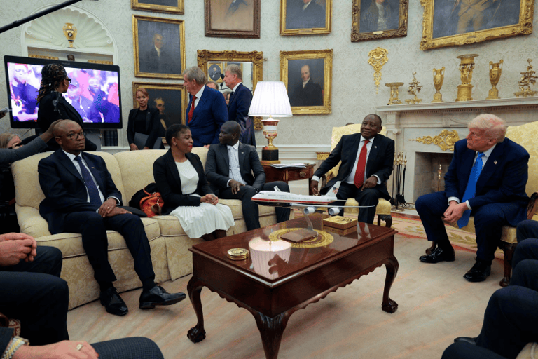 Tensión en la Casa Blanca: Trump y Ramaphosa enfrentados por acusaciones de genocidio