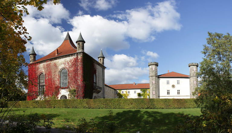 Mitten im Wald in Niedersachsen stehen eine Pyramide und ein Tempel