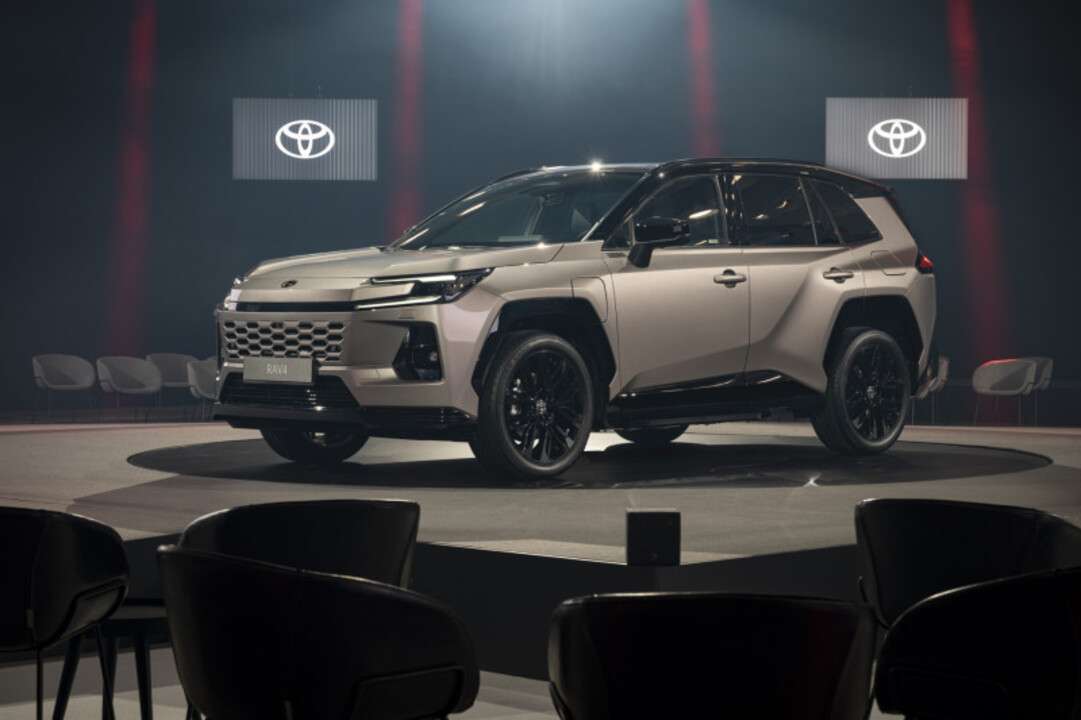 Nuovo Toyota RAV4 2025: debutta la versione Plug-in Hybrid da 100 km EV e tecnologia Arene