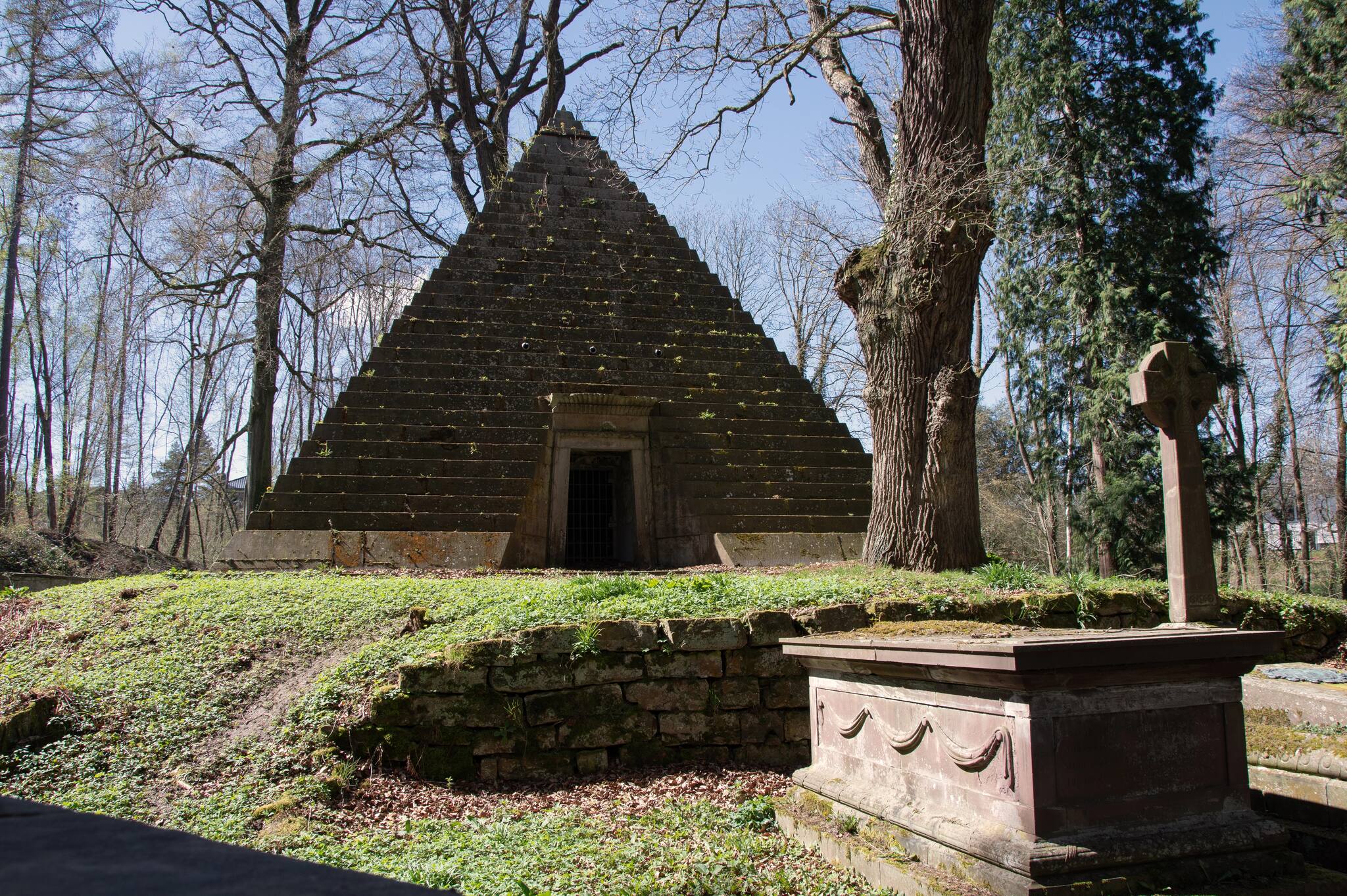 Mitten im Wald in Niedersachsen stehen eine Pyramide und ein Tempel