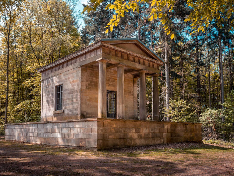 Mitten im Wald in Niedersachsen stehen eine Pyramide und ein Tempel