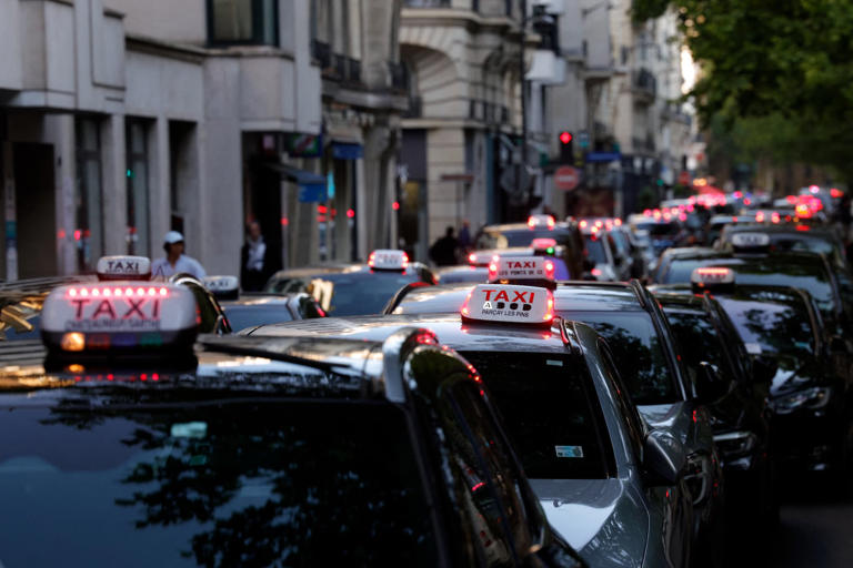 Mobilisation des taxis: opération escargot de l'aéroport de Roissy au centre de Paris
