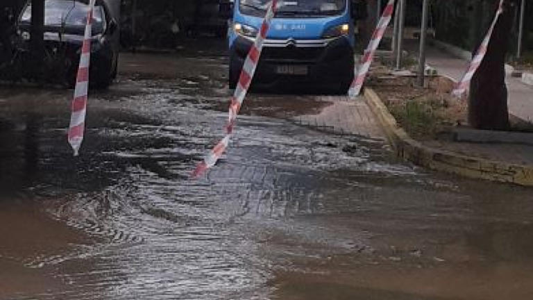 Μοσχάτο: Άνοιξε ο δρόμος στην οδό Μιαούλη μετά τη θραύση αγωγού - Βίντεο