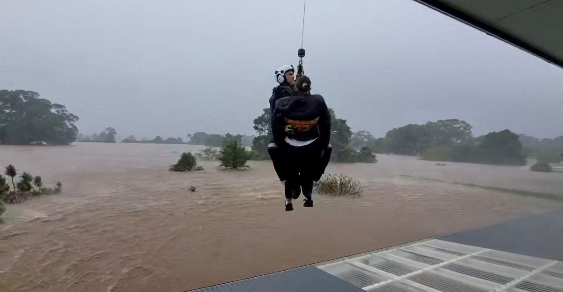 One dead, thousands stranded in Australia floods