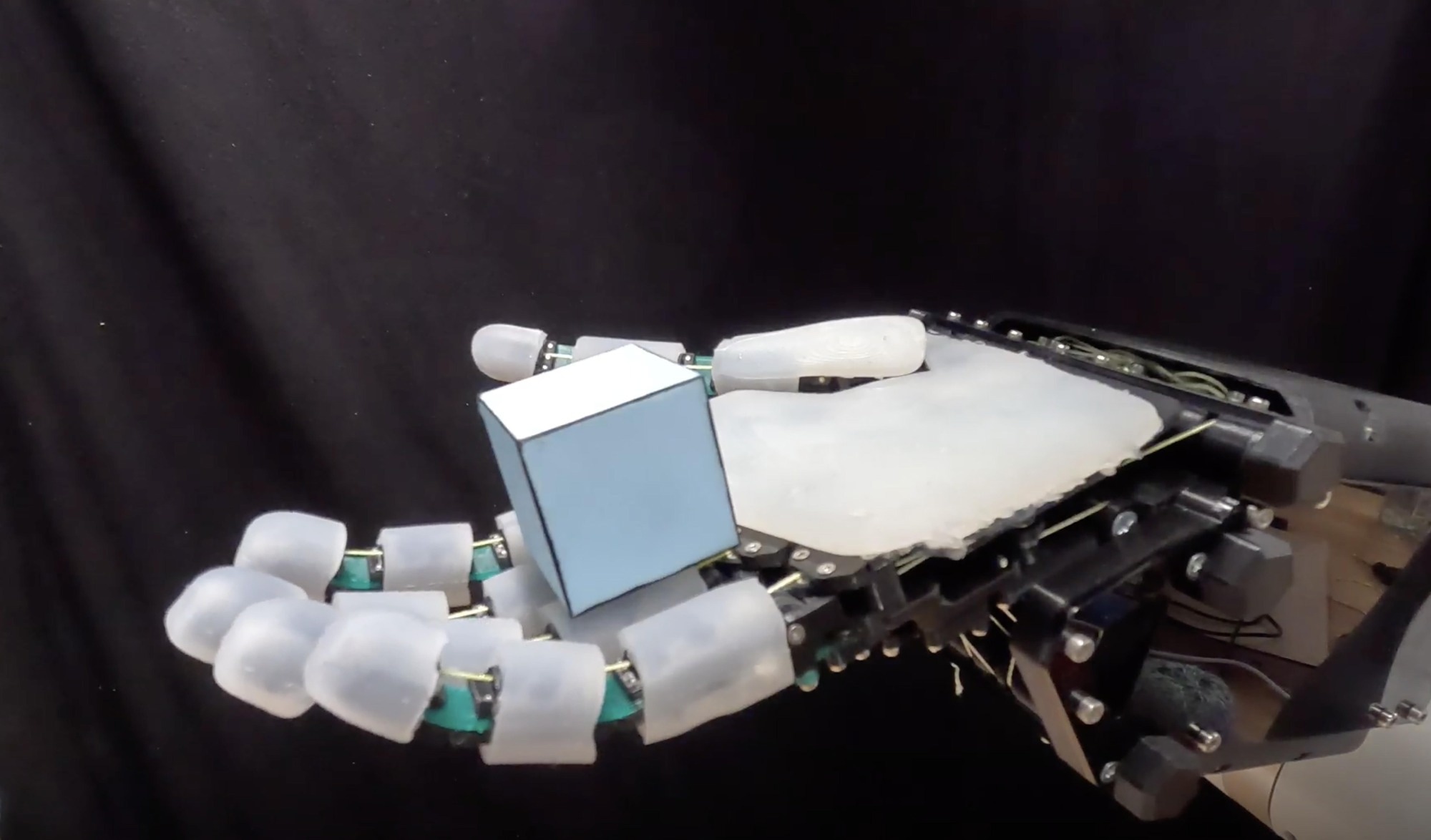 Study Unveils Robotic Hand That Matches Human Grip with 93 % Accuracy