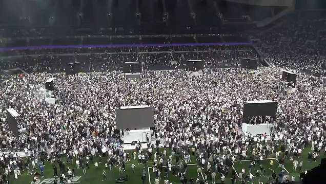 Tottenham fans storm field in mass pitch invasion after winning Europa ...