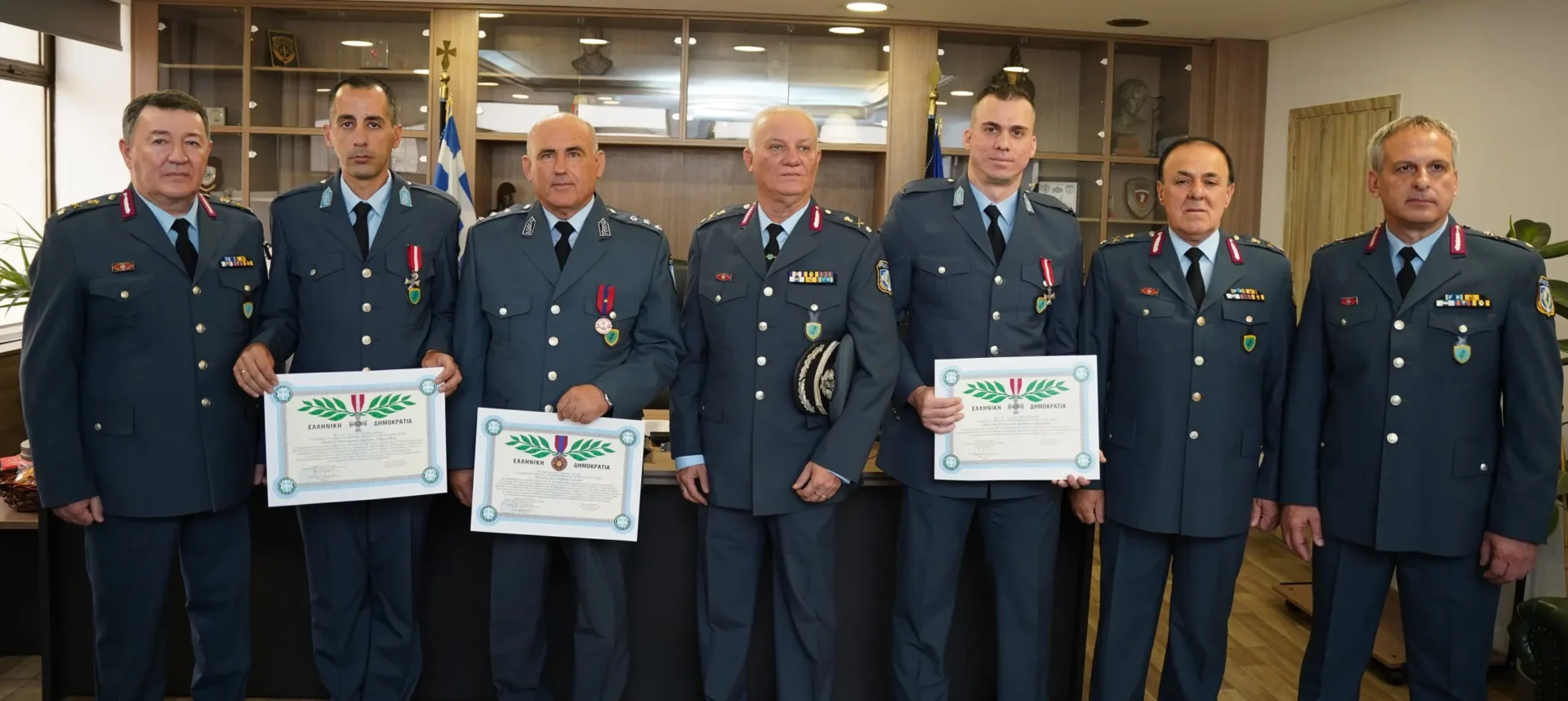 ΕΛ.ΑΣ.: Μετάλλια σε αστυνομικούς για εξαίρετες πράξεις ανδραγαθίας και ...