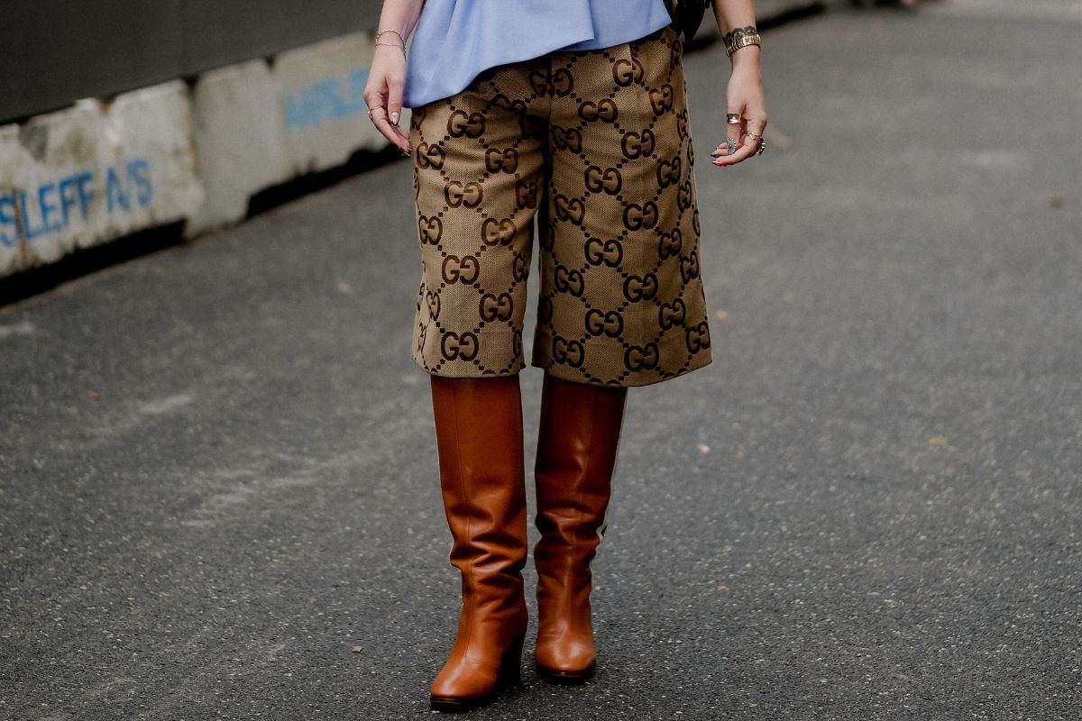 Deze gevreesde broek is weer terug in de mode – En wij zijn fan (oops)