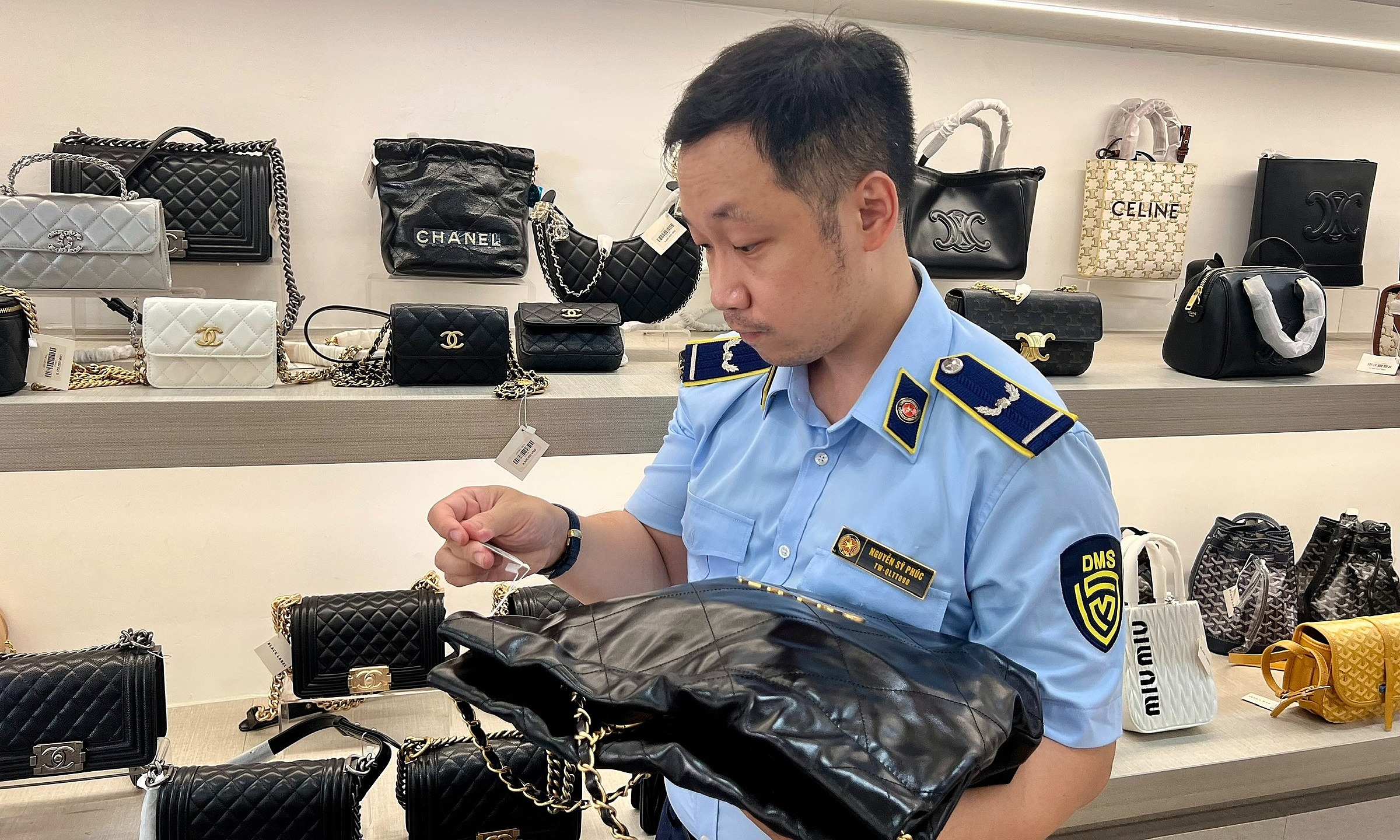 Thousands of fake Chanel, Dior, Gucci items flood Da Nang tourist hotspots