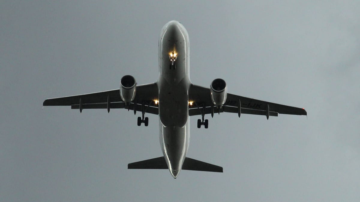Flugzeug in Indien gerät in Hagelsturm: Passagiere in Panik