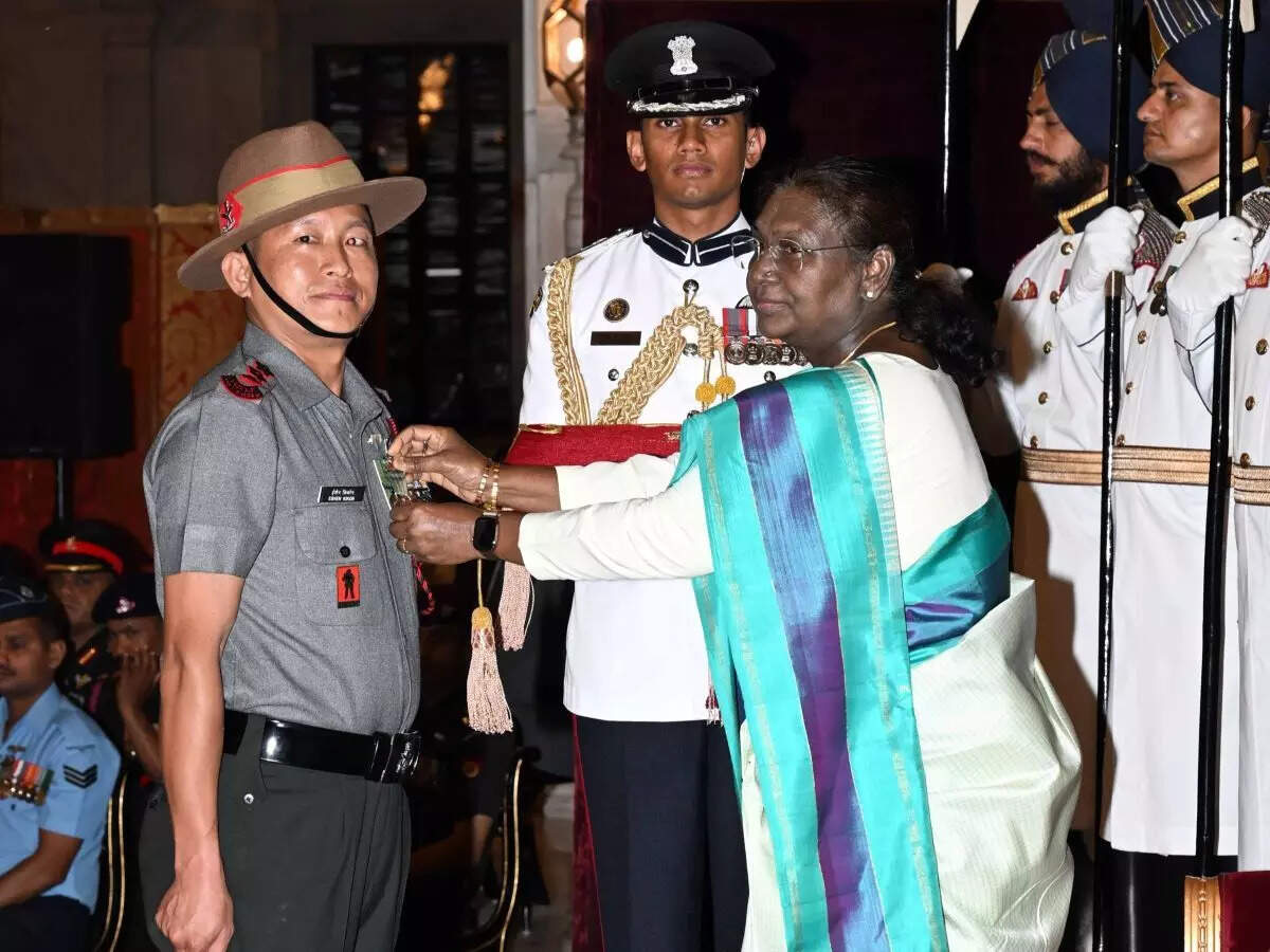 President Droupadi Murmu confers six Kirti Chakras & 33 Shaurya Chakras ...