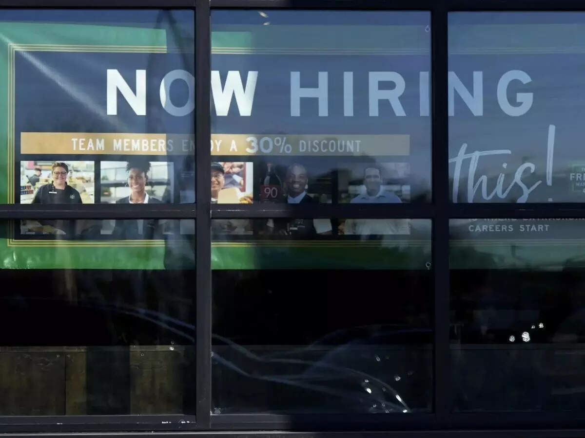 US weekly jobless claims fall as labor market remains stable