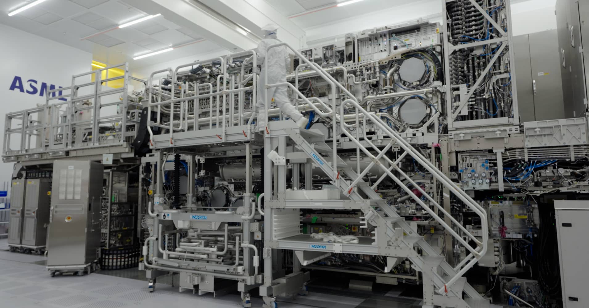 How ASML makes chips faster with new $400 million High NA machine