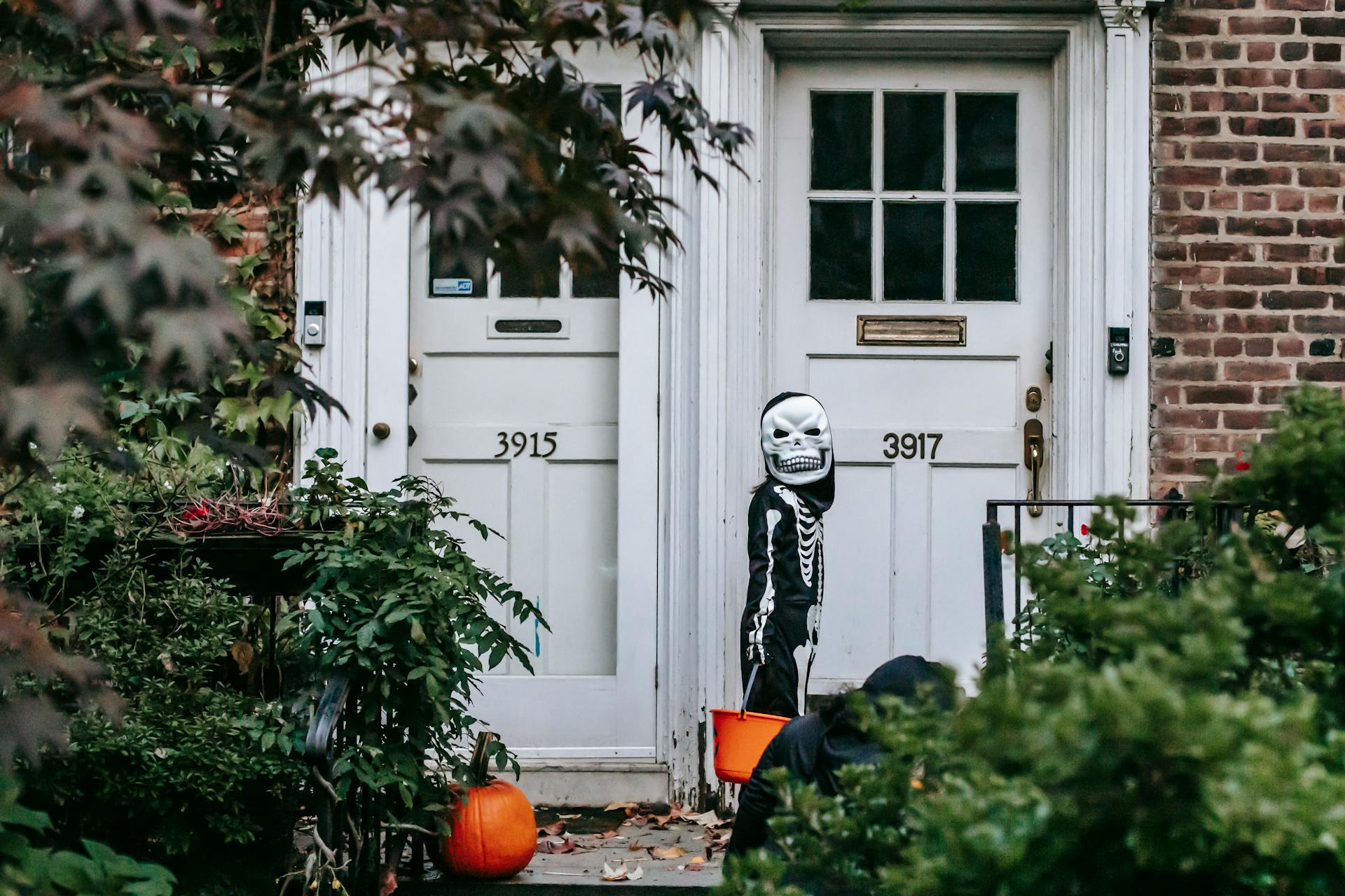 9 Things Burglars Notice When Scoping Out Houses