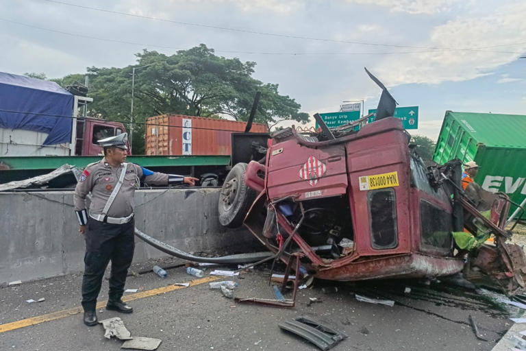 Sopir Mengantuk, Truk Tronton Tabrak Beton Pembatas Jalan di Tol Waru-Perak