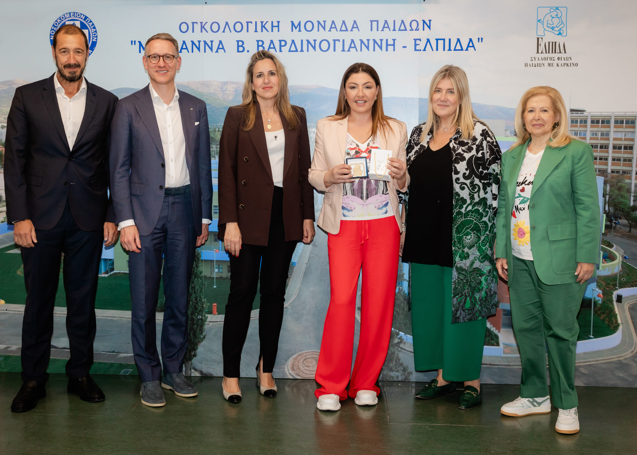 Η Έλενα Παπαρίζου στο πλευρό των παιδιών της «Ελπίδας»