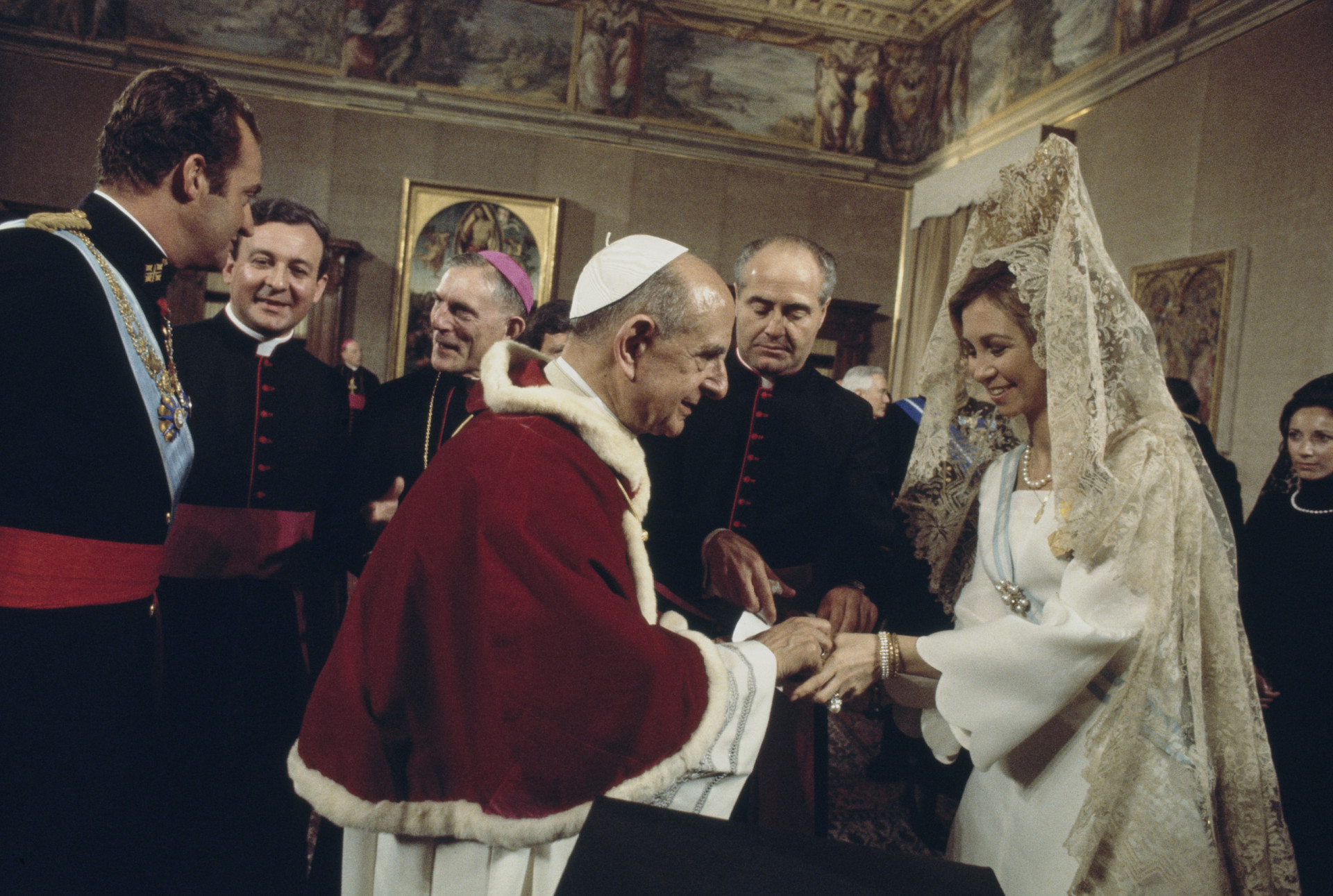 Only these seven women can wear white before the pope