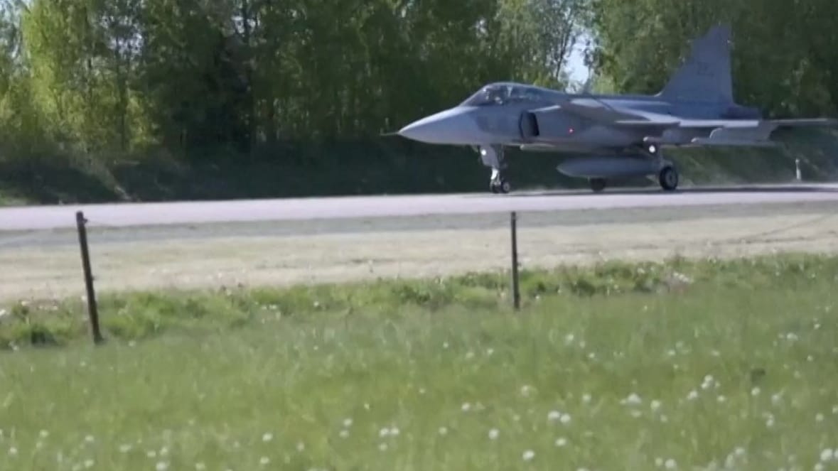 Kampfjets landen auf öffentlichen Straßen